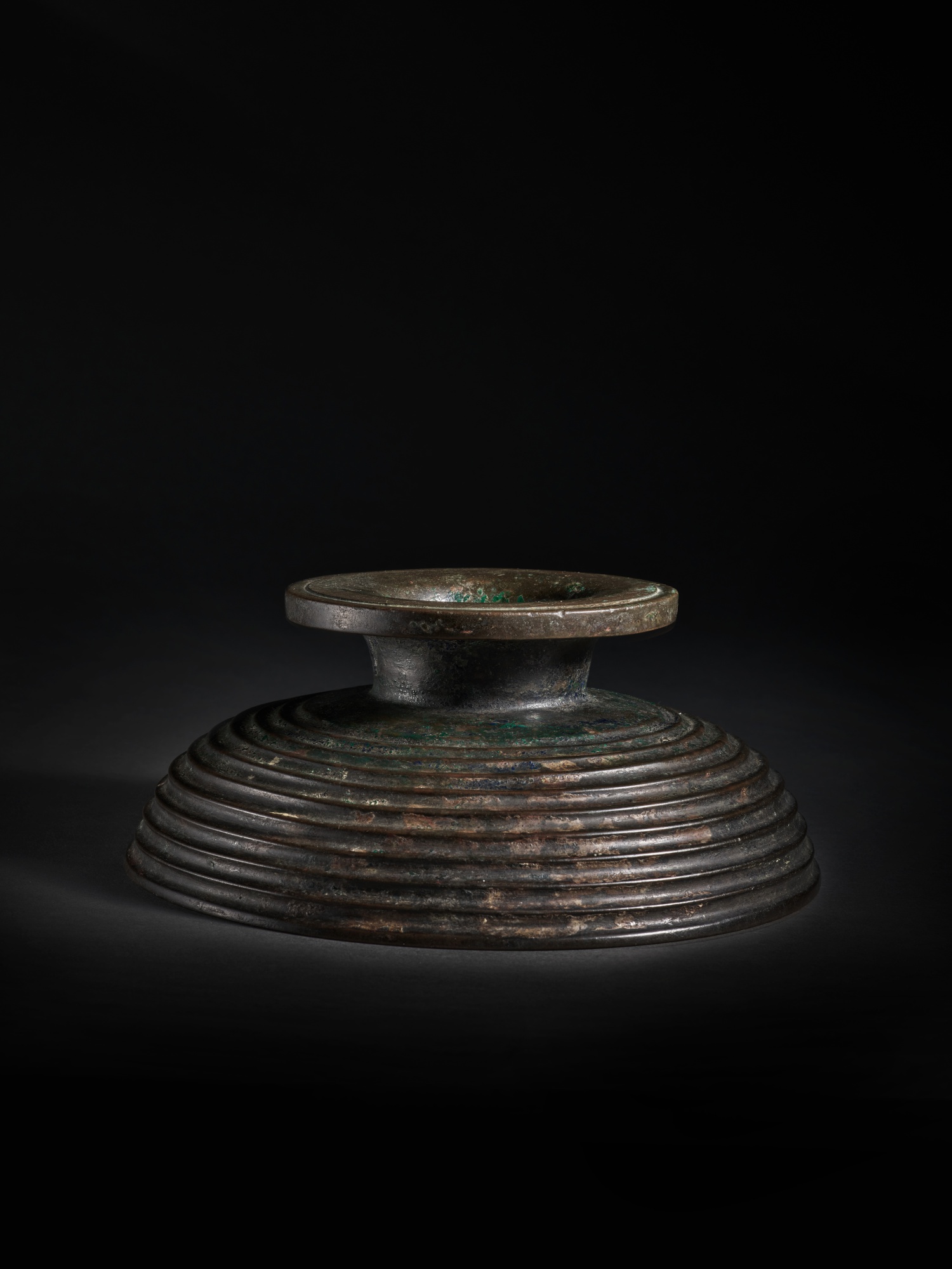 An inscribed archaic bronze ritual food vessel cover, Late Western Zhou ...
