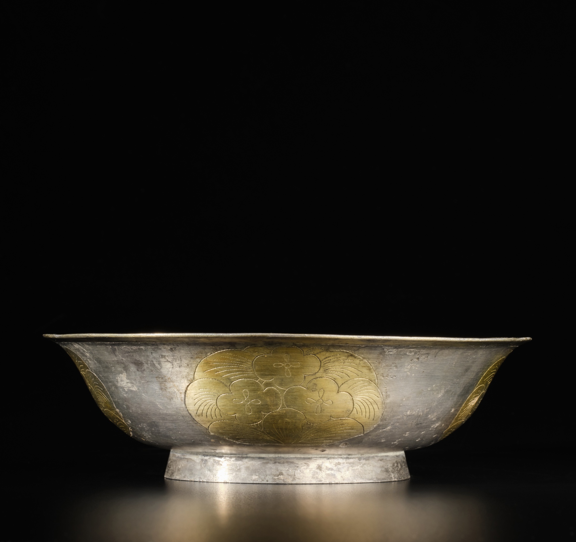 A parcel-gilt silver 'mythical beast' bowl, Tang dynasty | 唐 銀局部鎏金鏨瑞獸圖盌 ...