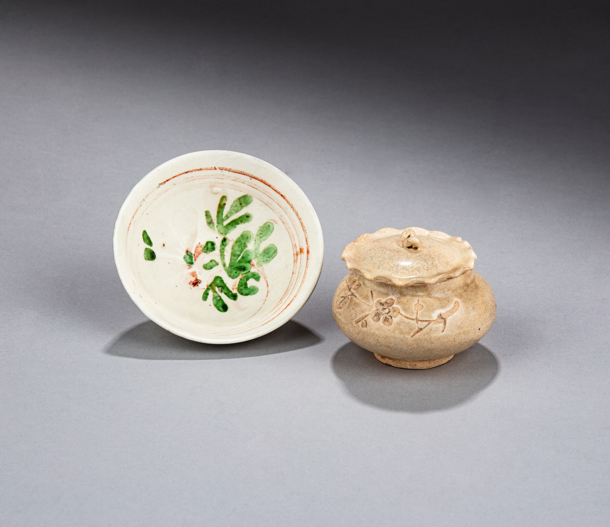 A painted 'Cizhou' bowl and a small white-glazed 'Jizhou' jar and cover ...