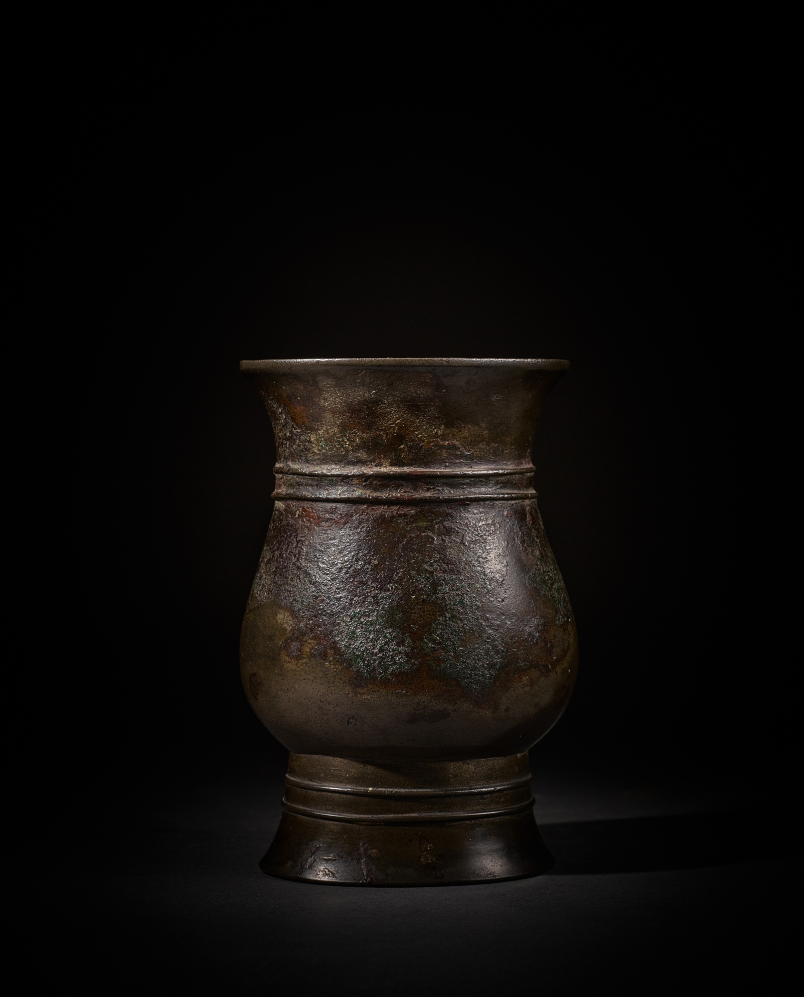 An inscribed archaic bronze ritual wine vessel (Zhi), Early Western ...