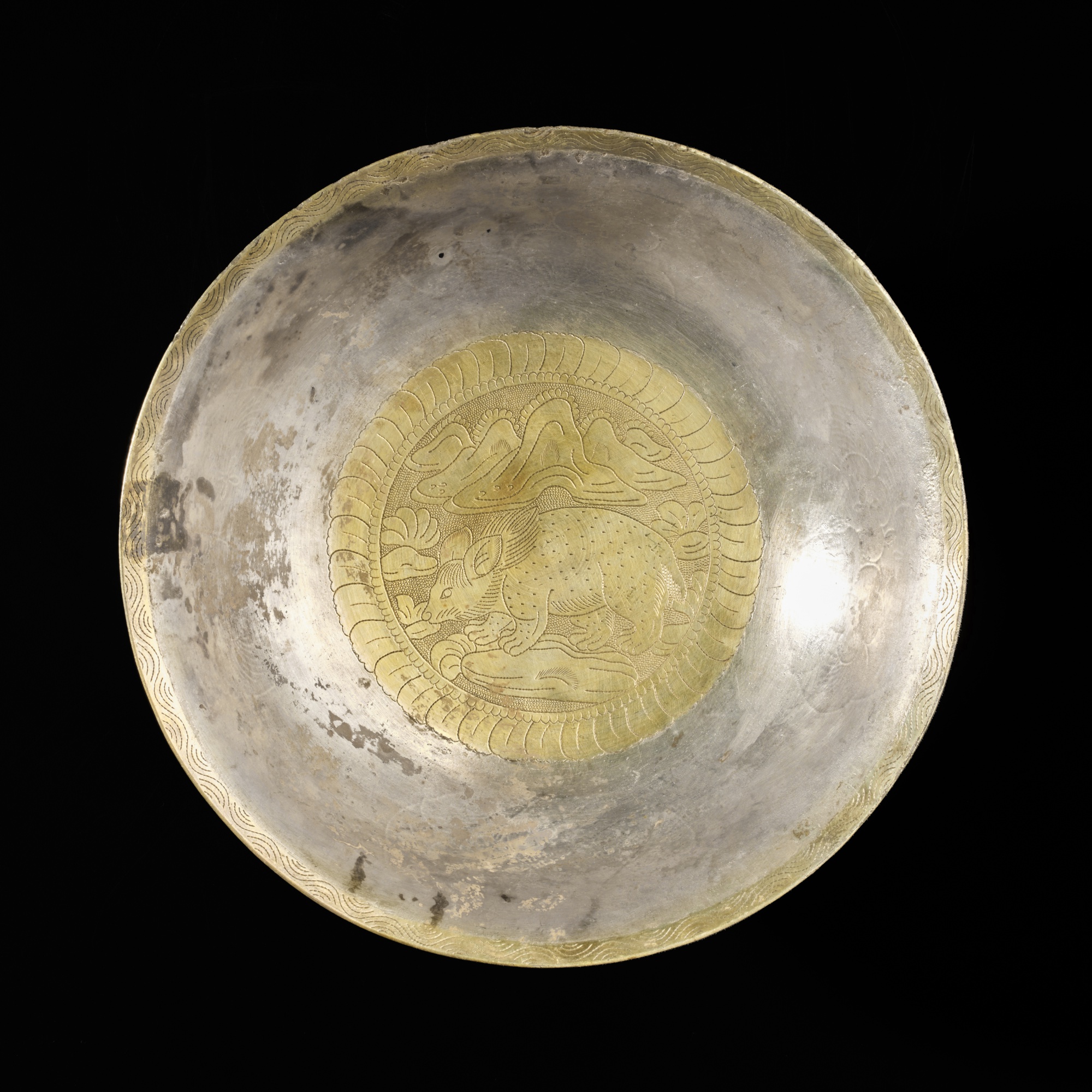 A parcel-gilt silver 'mythical beast' bowl, Tang dynasty | 唐 銀局部鎏金鏨瑞獸圖盌 ...