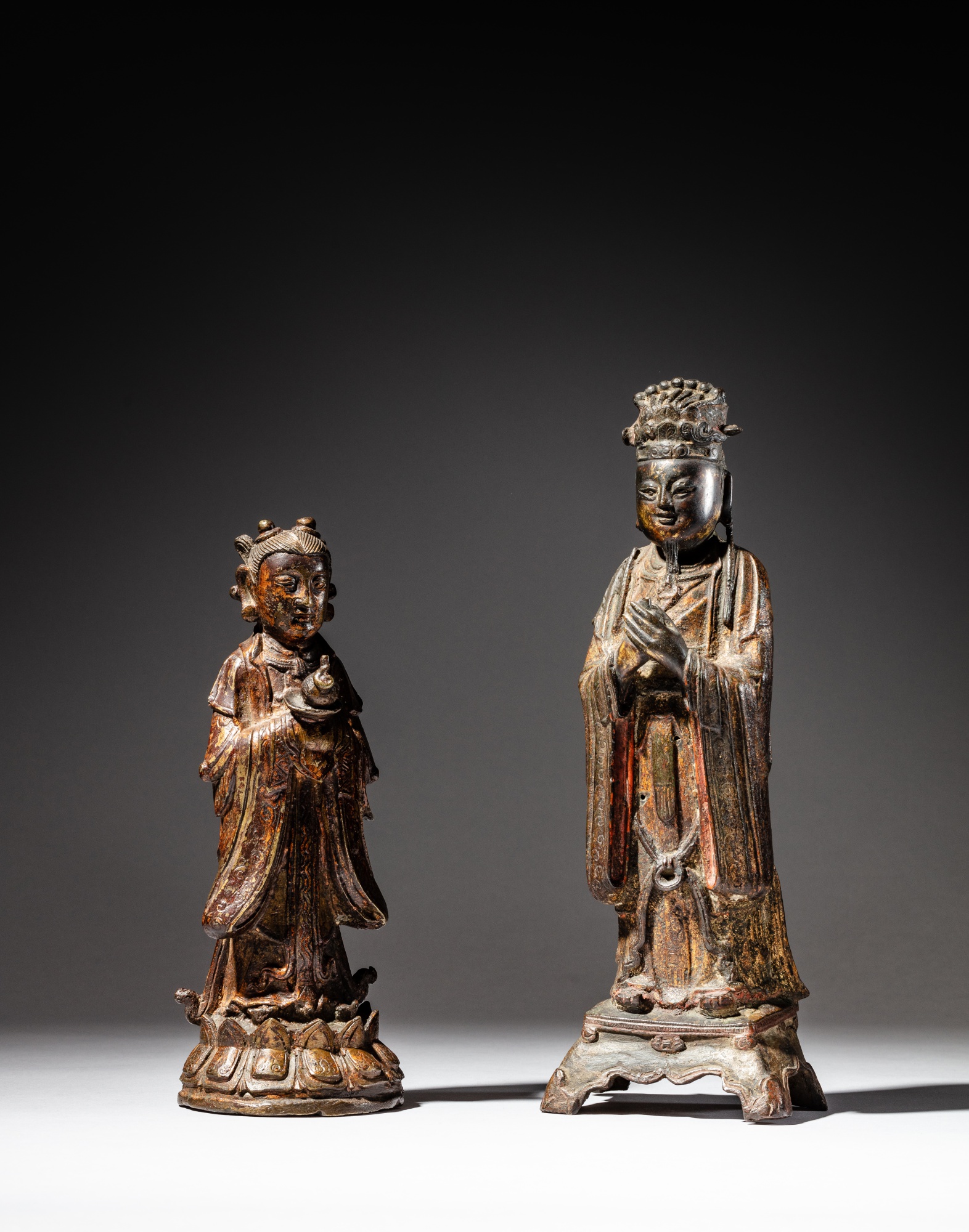 Two bronze figures of Daoist immortals, Ming dynasty | 明 銅神仙立像兩尊 | Arts d'Asie | 2023 | Sotheby's