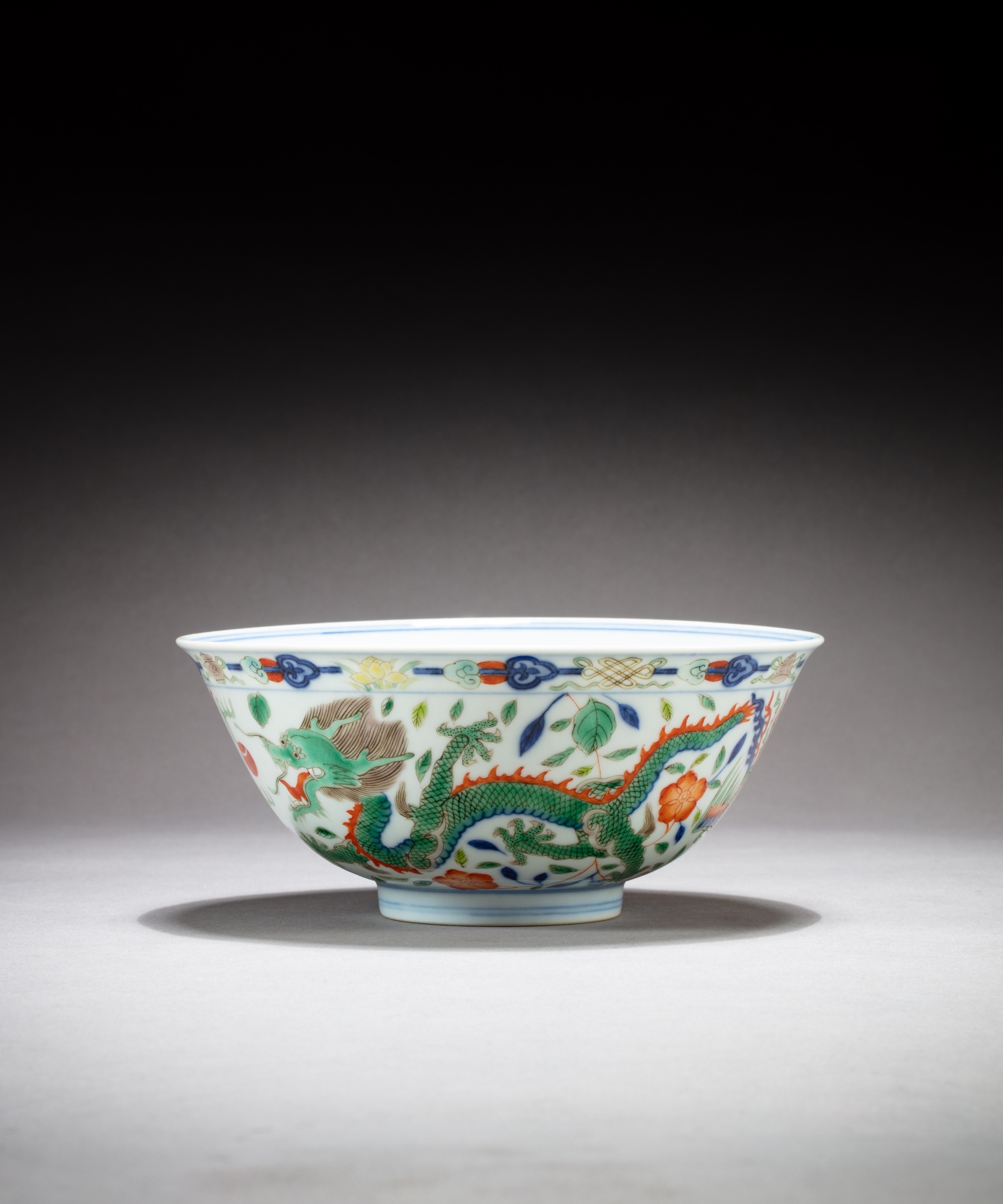 A wucai 'dragon and phoenix' bowl, Mark and period of Jiaqing | 清嘉慶 ...