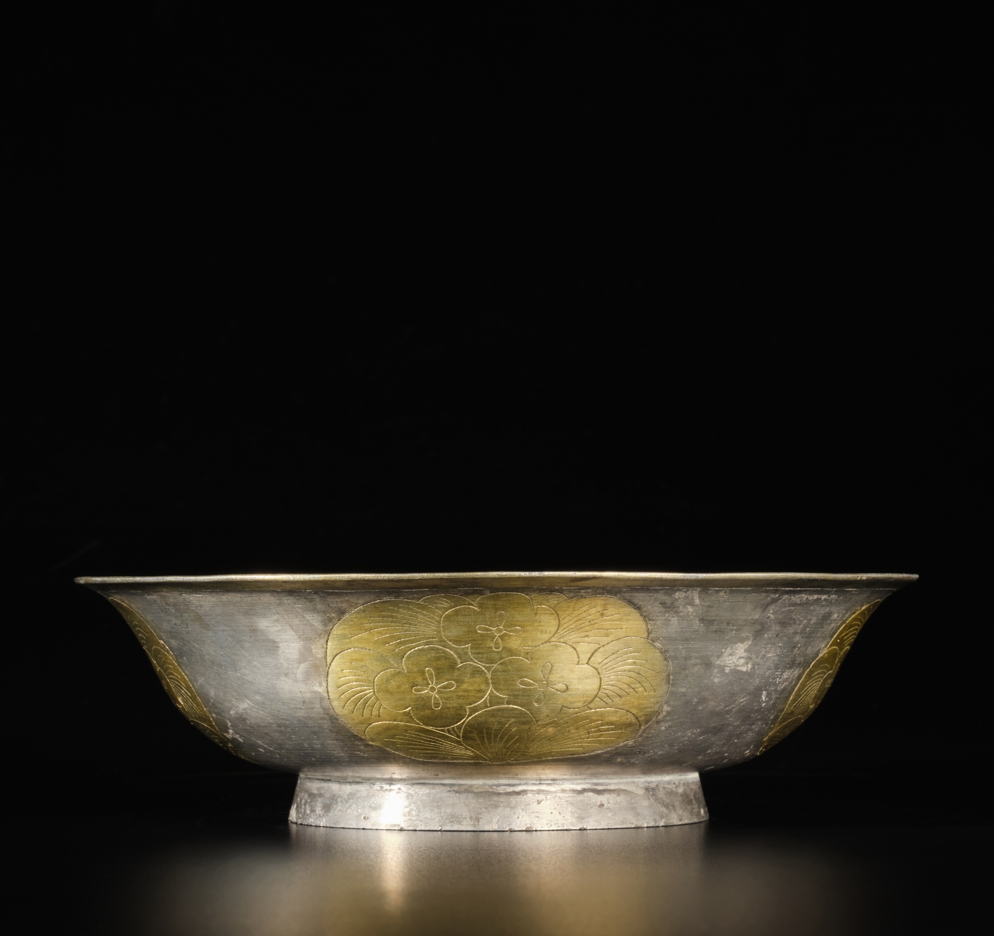 A parcel-gilt silver 'mythical beast' bowl, Tang dynasty | 唐 銀局部鎏金鏨瑞獸圖盌 ...