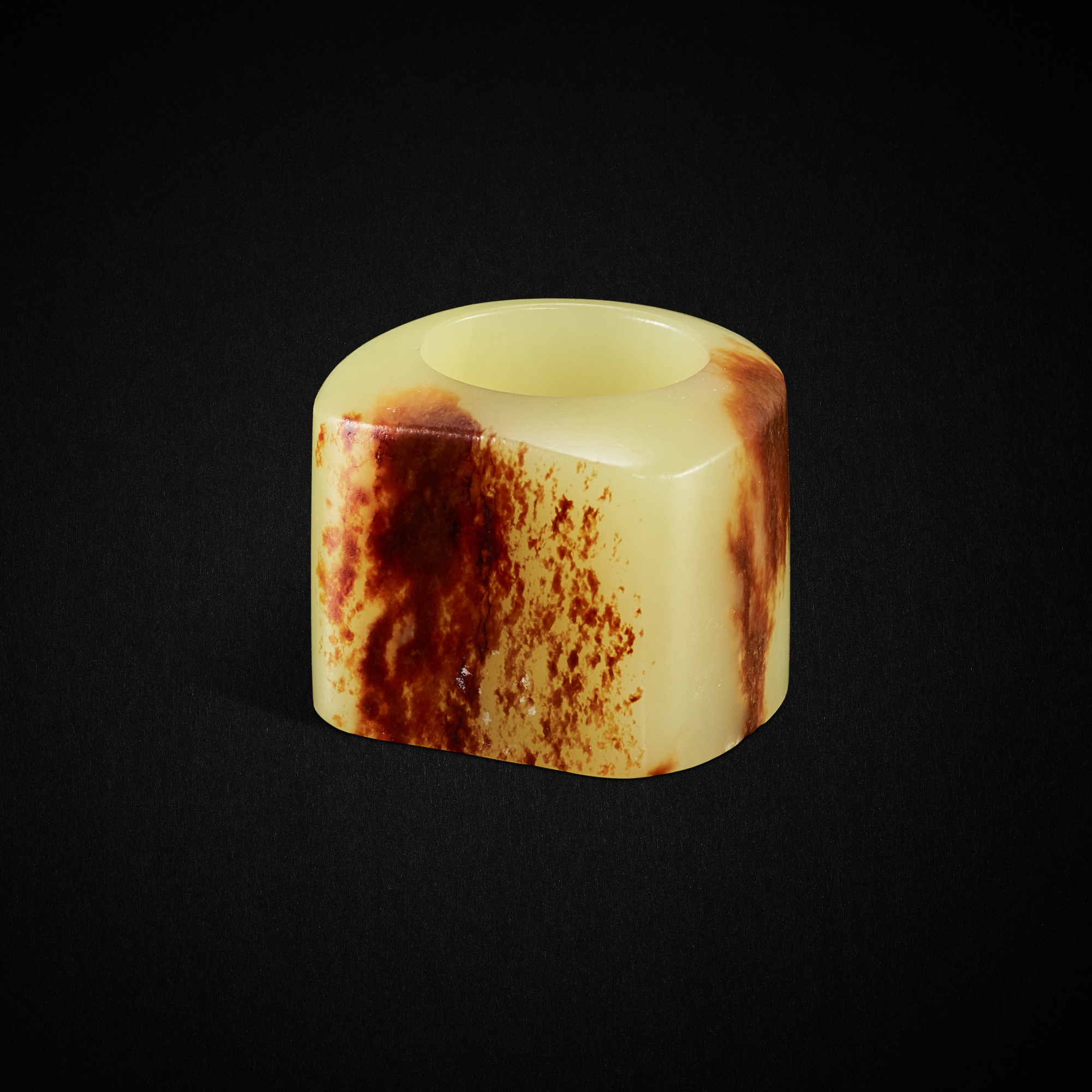 A yellow and russet jade thumb ring, Qing dynasty, 18th century 清十八世紀 ...