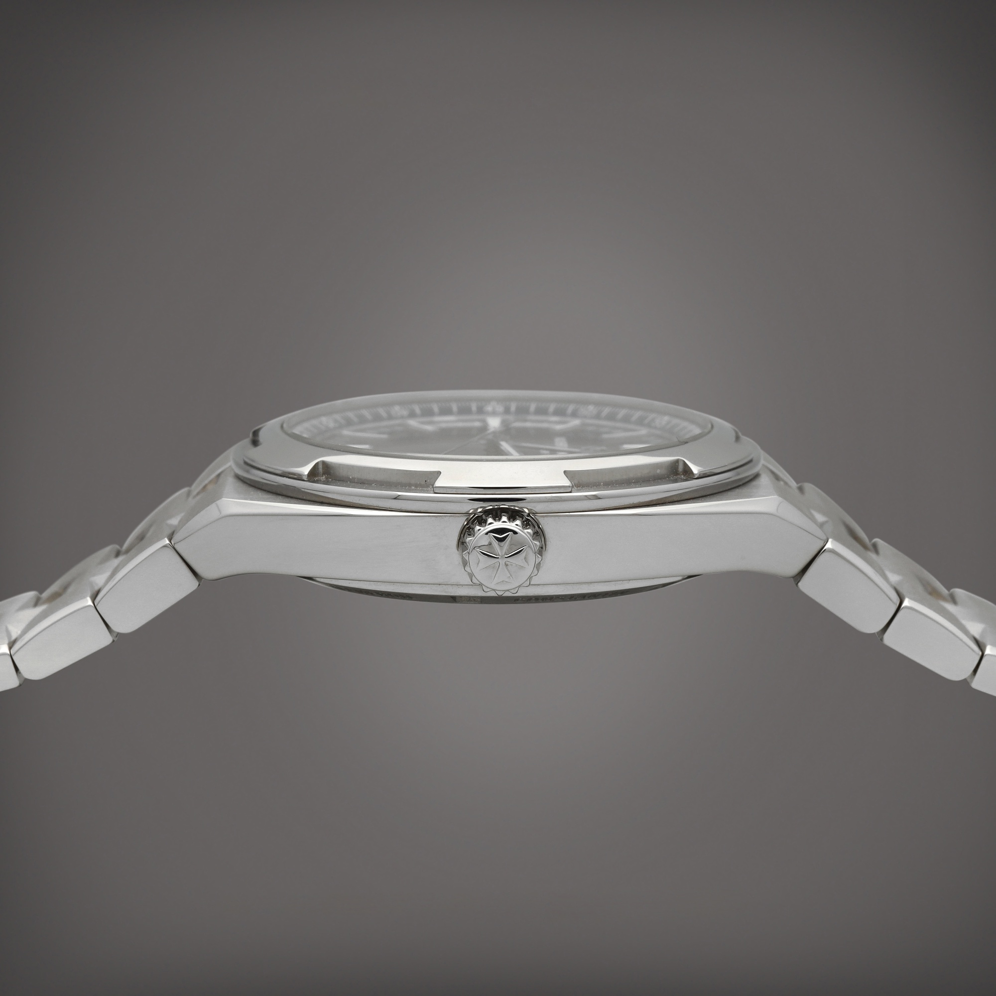 Overseas, Reference 4500V/110A-B128 | A stainless steel wristwatch with ...