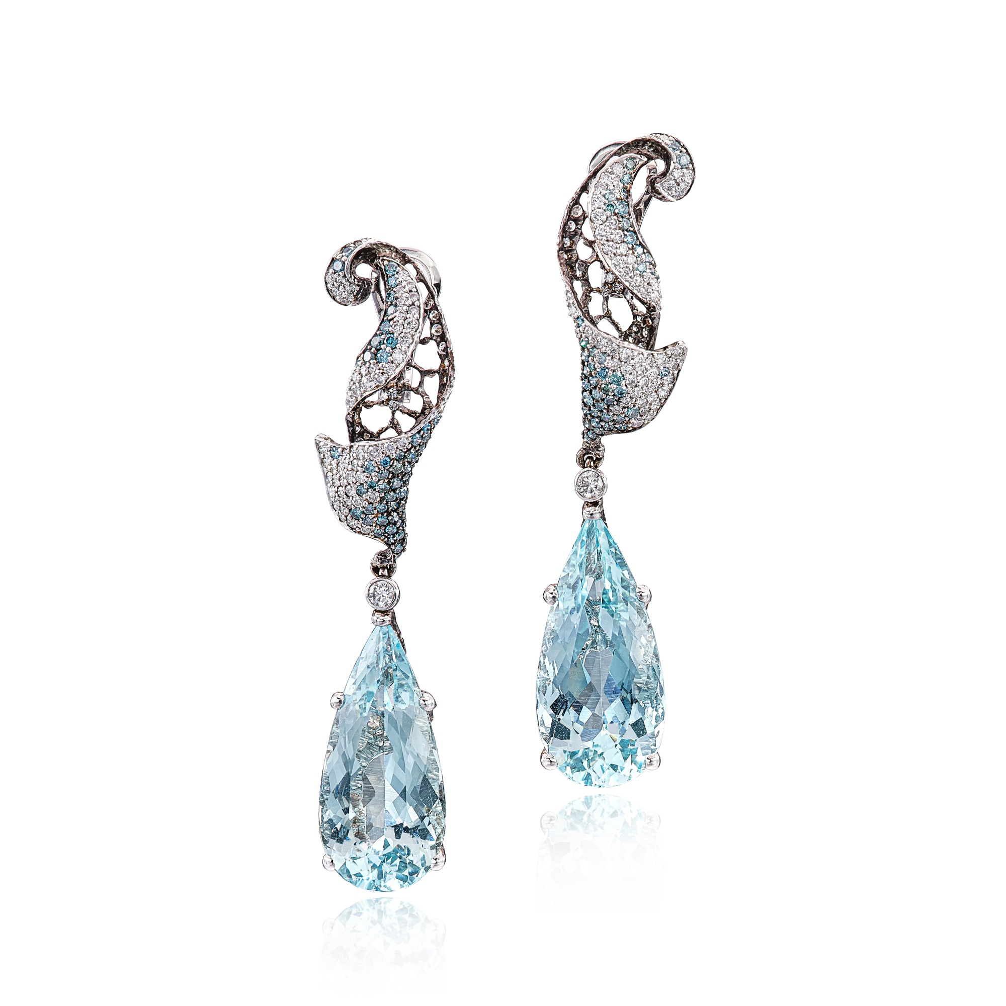 Pair Of Aquamarine And Diamond Earrings 海藍寶 配 鑽石 耳墜一對 Magnificent