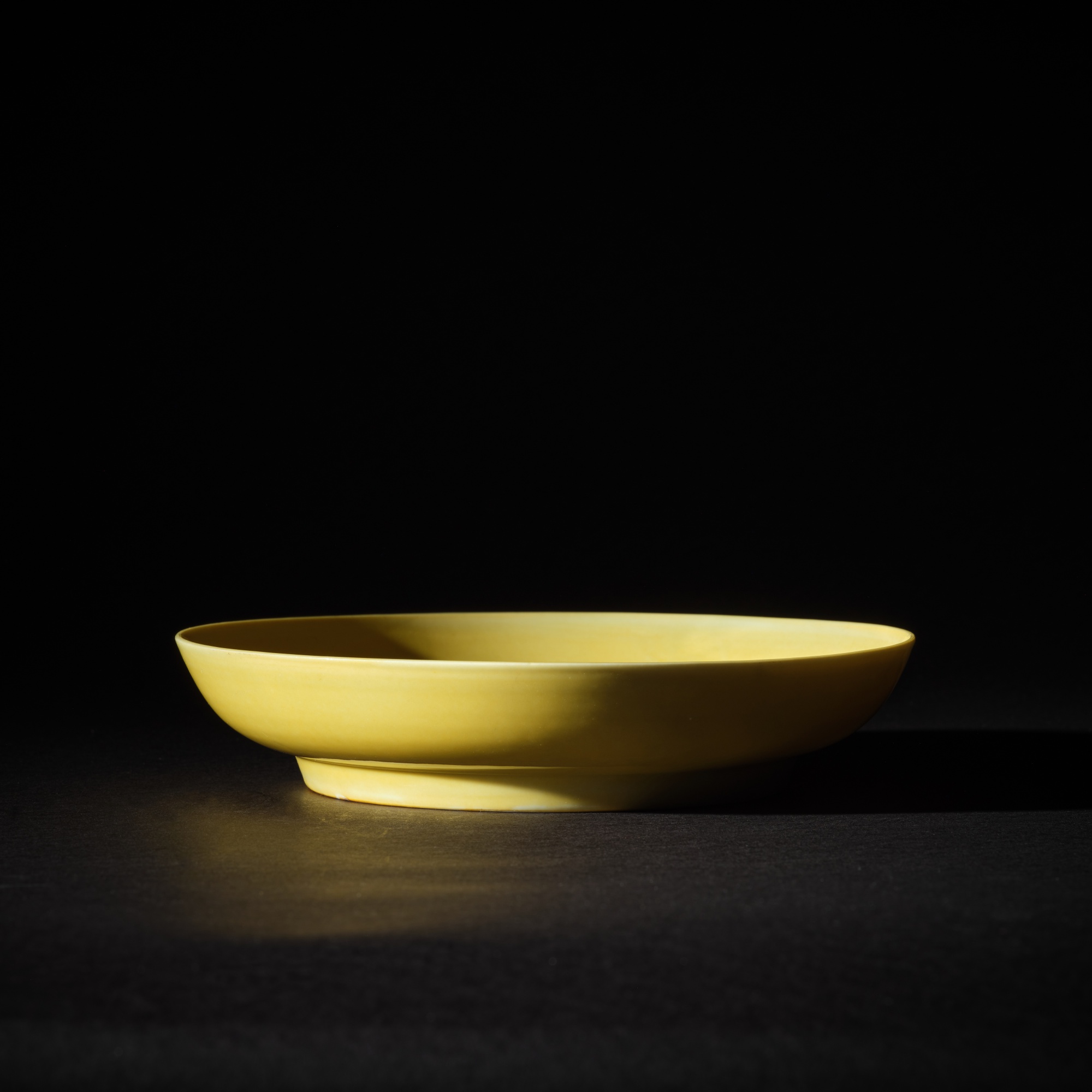 A fine yellow-glazed dish, Mark and period of Jiajing | 明嘉靖 黃釉盤 《大明嘉靖年製 ...
