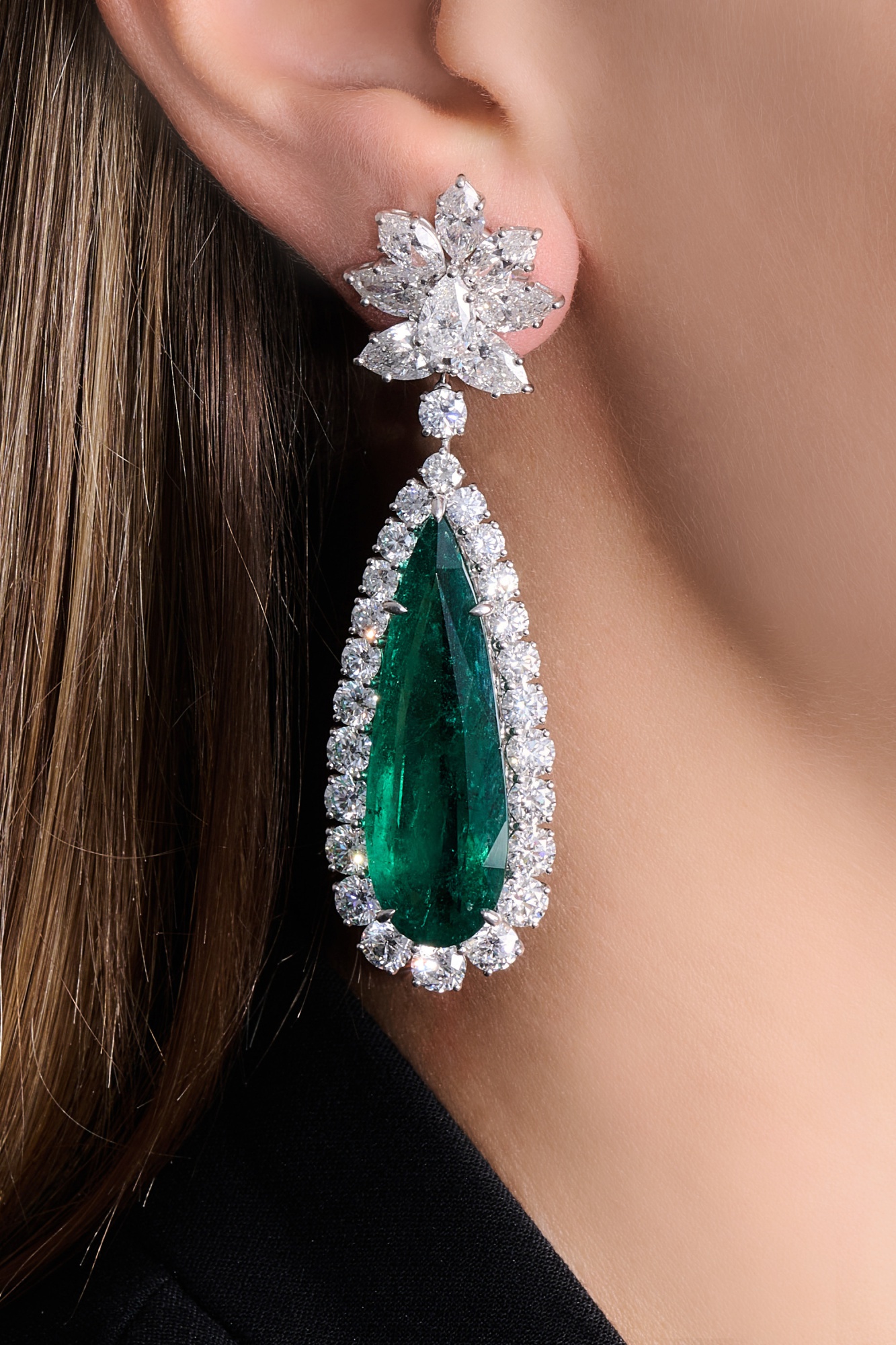 Pair of emerald and diamond pendent ear clips | 海瑞溫斯頓 祖母綠及鑽石耳墜一對 ...