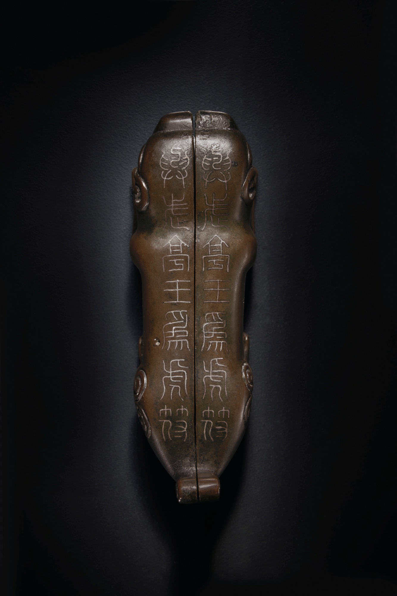 An inscribed bronze tiger tally, Ming dynasty | 明 銅錯銀「武亭王」虎符 ...