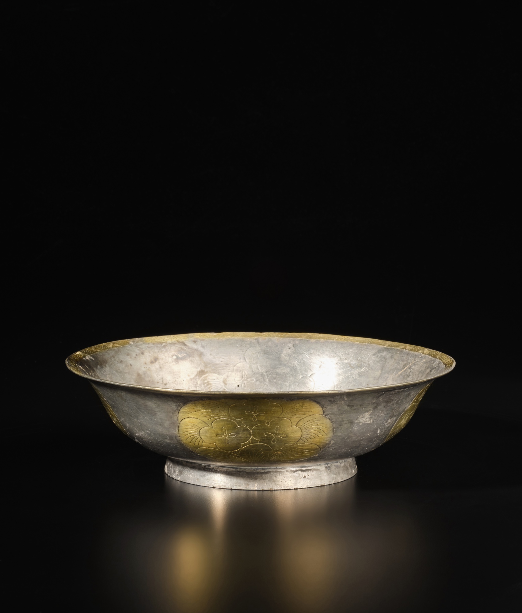 A parcel-gilt silver 'mythical beast' bowl, Tang dynasty | 唐 銀局部鎏金鏨瑞獸圖盌 ...