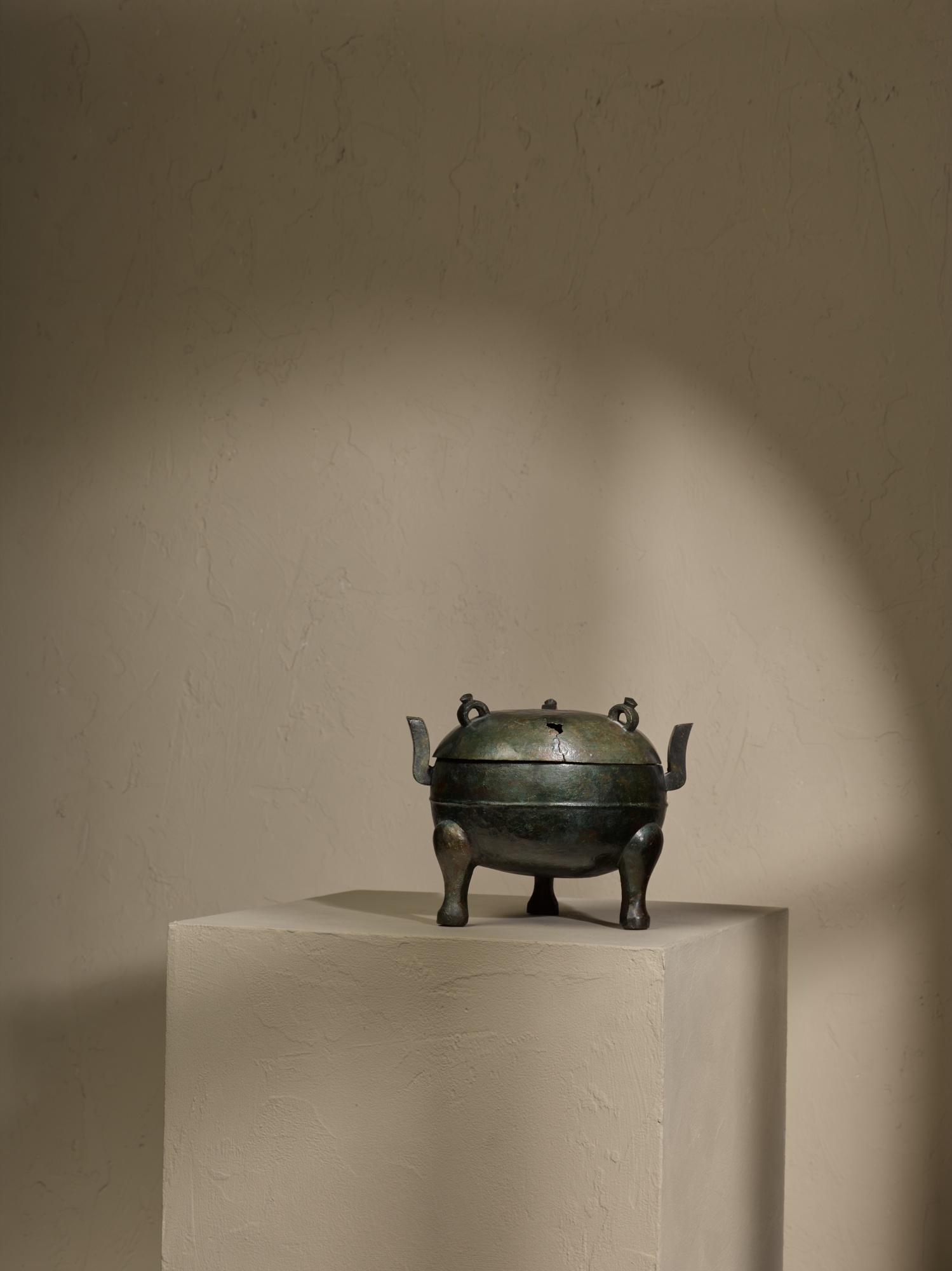 An archaic bronze tripod food vessel and cover, Ding, Han dynasty | 漢 ...