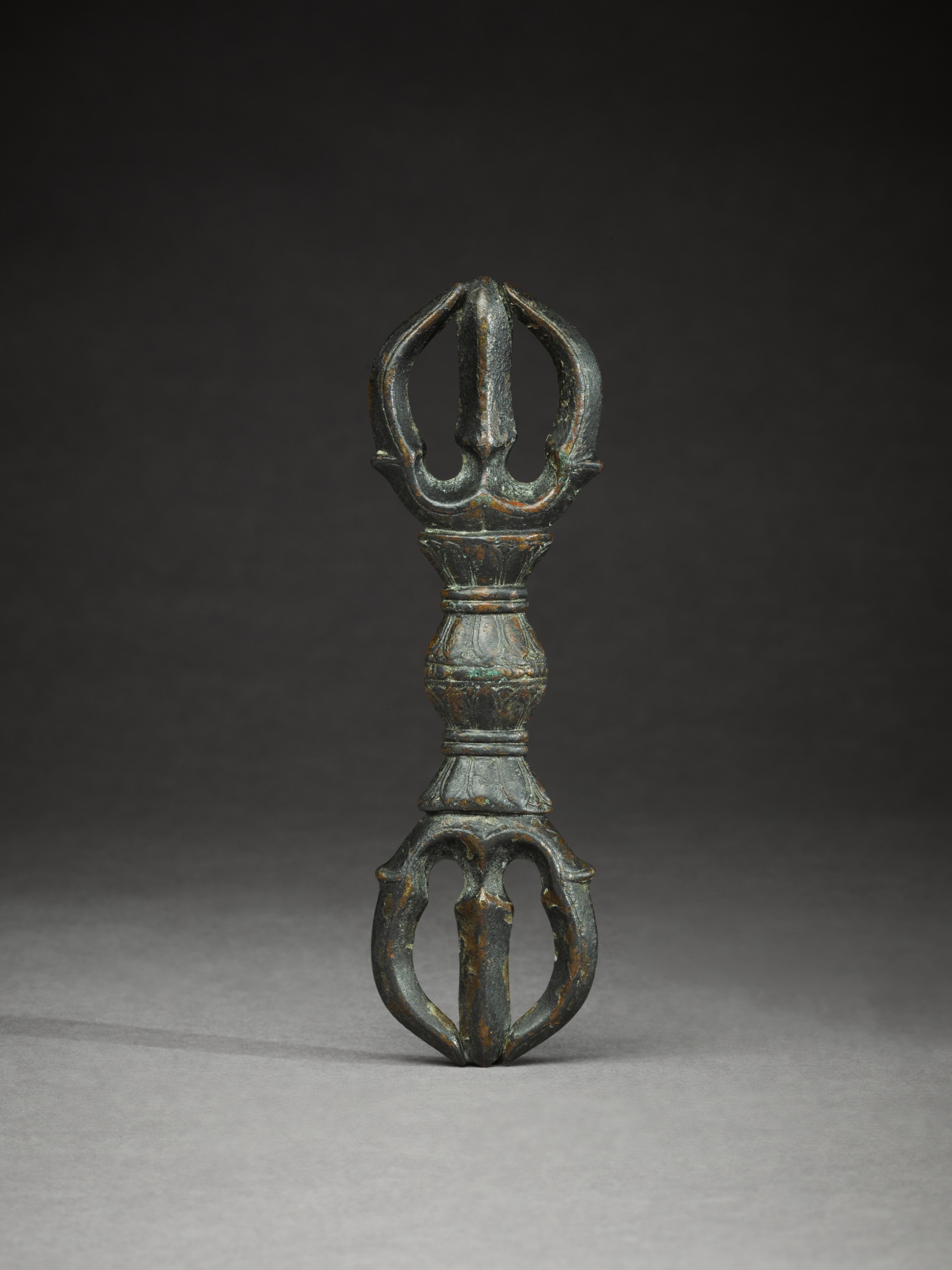 A Japanese bronze three-prong vajra, Kamakura-Muromachi period, 14th ...